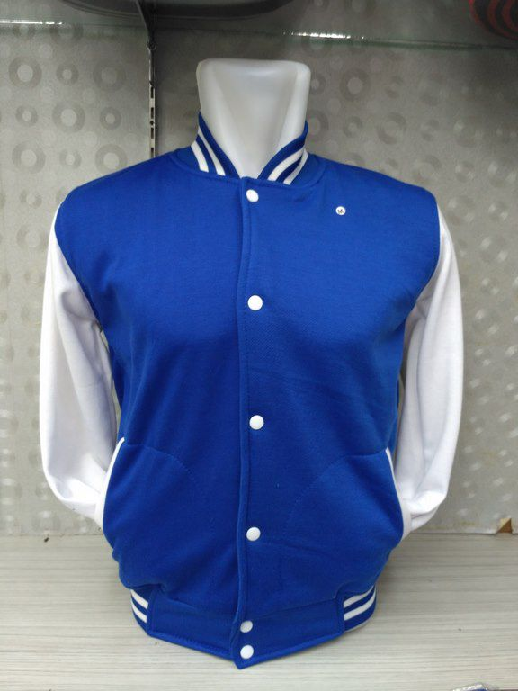 Sweater Kream Biru Pilihan Gaya yang Menawan - Souvenirin